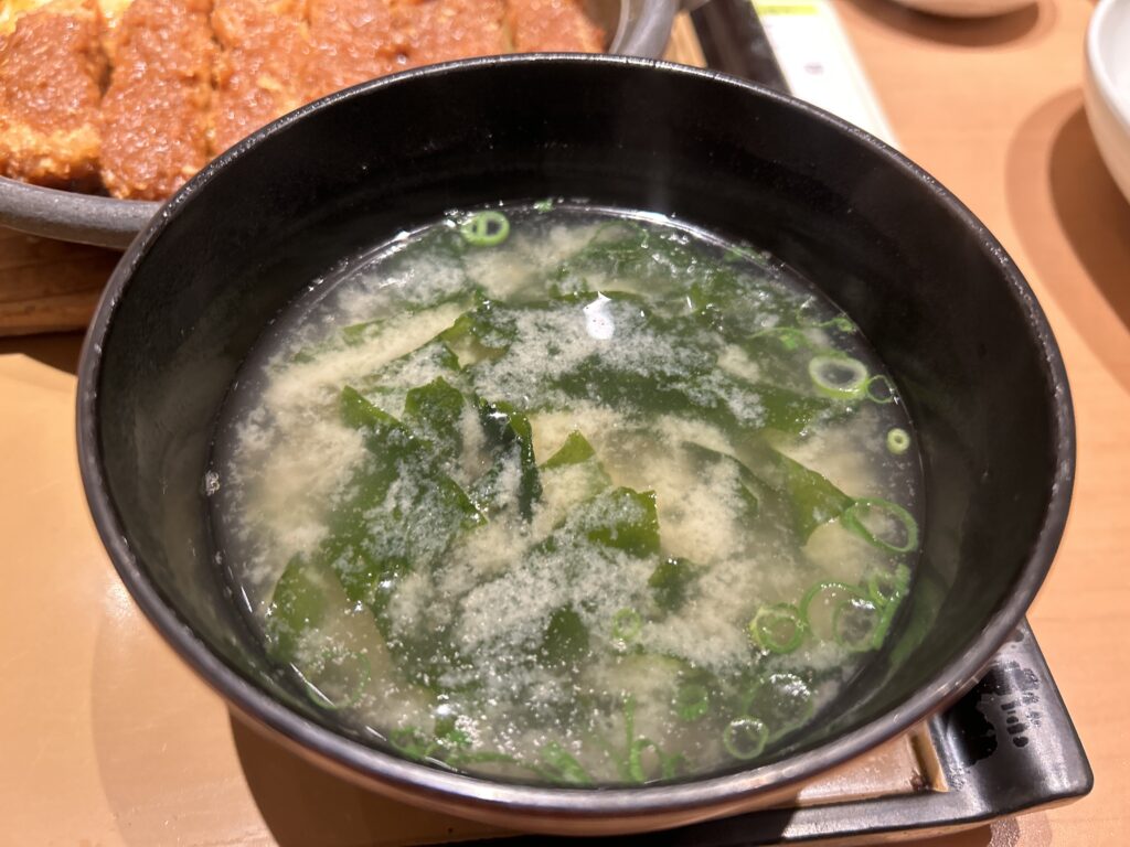 やよい軒の「味噌かつ煮定食」を食べました。 | たべました。