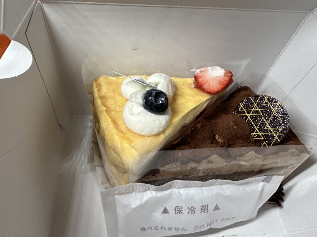 シャトレーゼの「クレープ・オ・フリュイ」と「パリパリチョコショート」を食べました | たべました。