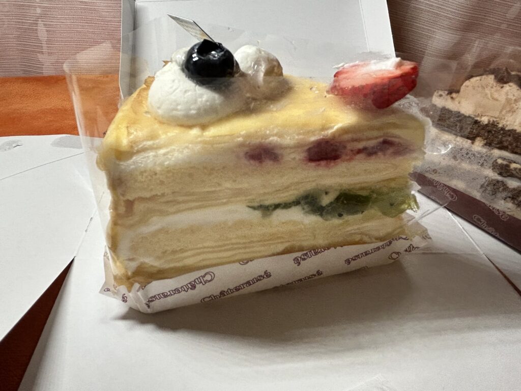 シャトレーゼの「クレープ・オ・フリュイ」と「パリパリチョコショート」を食べました | たべました。